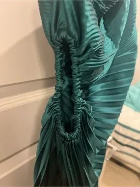 Fashion Nova | Dresses | Fashion Nova Oneshoulder Emerald Green Pleated ...